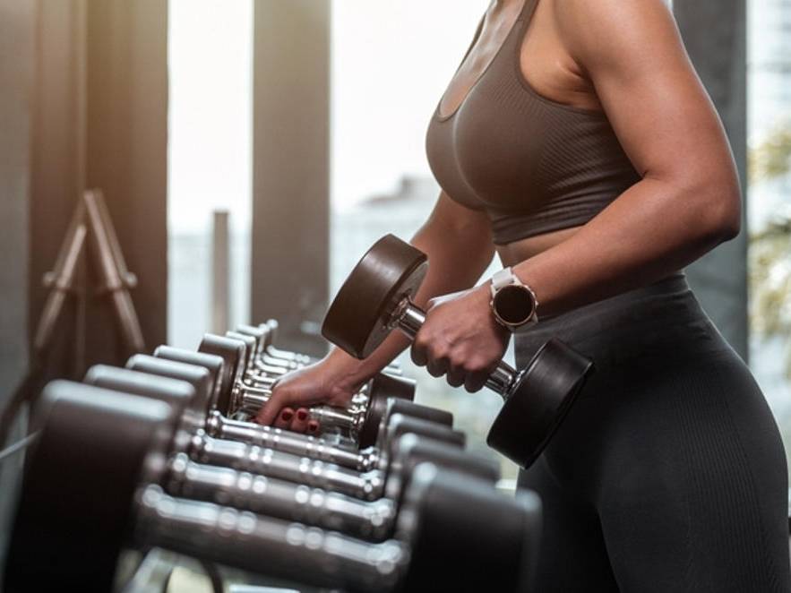Dumbbell Shrug Nasıl Yapılır? Hangi Kasları Çalıştırır? | MACFit